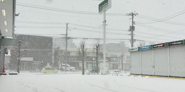 Около 400 рейсов отменили из-за сильных снегопадов в Японии (видео ...